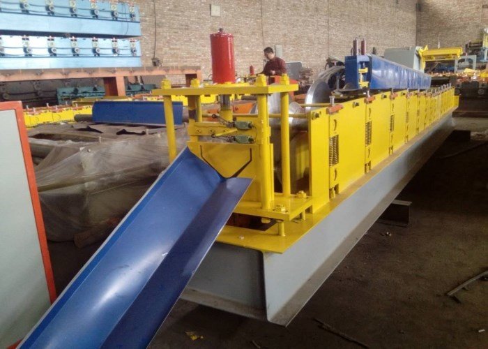 Roof Ridge Cap Roll Forming Machine 16 Station With 0.3-0.8mm Thickness
