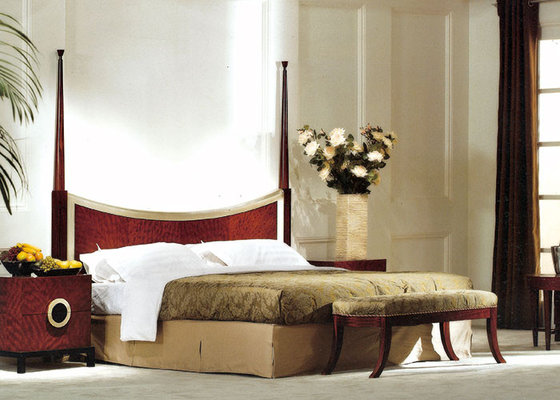 OEM Holiday Hotel Traditional Bedroom Furniture With Mahogany Finishing