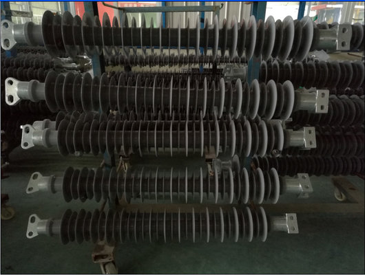 138kV zusammengesetzte Linie Posten-Isolator 6kN mit dem zwei Loch-Blatt und dem Rundfuß