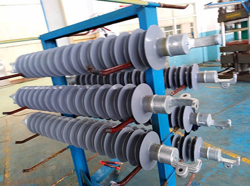 115kV zusammengesetzte horizontale Linie Posten-Isolator mit Klammer und Flachbett