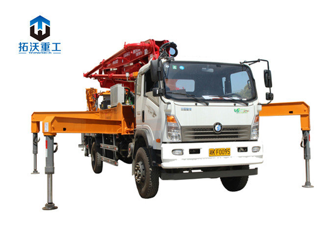 High Work Efficiency Mini Truck Concrete Mixer , Concrete Boom Pump Truck