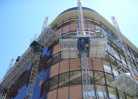 China Greater Flexibility 3P 220V 50Hz Mast Climbing Work Platforms For Supermarket supplier