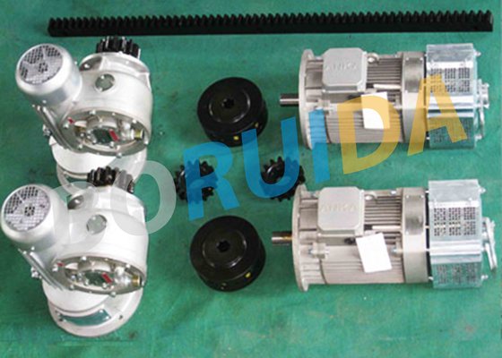 2000kgs Operator Cab Construction Material Hoist Dual Cage SC2000 / 200 supplier