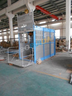 Single / Double Car CH1000 Rack And Pinion Hoists With Mast Hot-dip Galvanized supplier