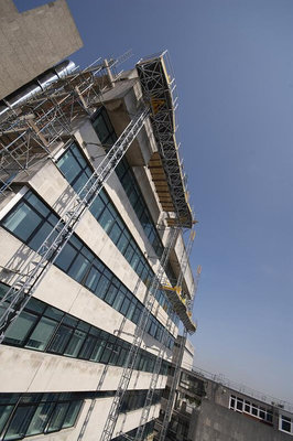 9 Tons 3P 380V 50Hz Mast Climbing Work Platforms For Window Cleaning supplier
