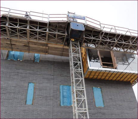 Safe and Steady 2.4m Width Mast Climbing Aerial Work Platform , Mobile Access Platforms supplier