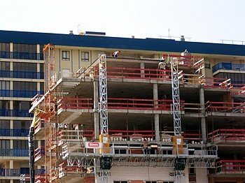 1800Kg Mast Climbing Work Platform Safety with 31m Width 50m Height For Church supplier