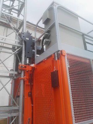 CE Customized Color 450 Mast Industrial Lift With Motor Power 2x15kw, 400kg Lifting Device supplier