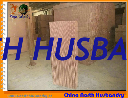 Poultry farm evaporative cooling pad with black coating