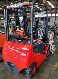 Warehouse 3000KG Rated Capacity Battery Forklift Truck with CURTIS