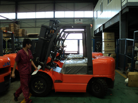 Electric Diesel Forklift Truck Moving Cargo In Pallets ,  Load Capacity 3000KG