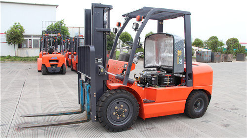 2500KG Gasoline Powered Forklift Truck Red , Counterbalance Fork Lift