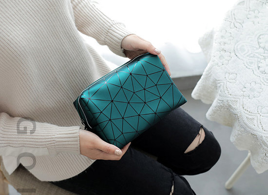 Portable lady large capacity simple waterproof travel small lipstick cosmetics storage makeup bags supplier
