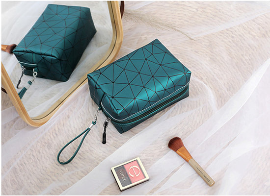 Portable lady large capacity simple waterproof travel small lipstick cosmetics storage makeup bags supplier
