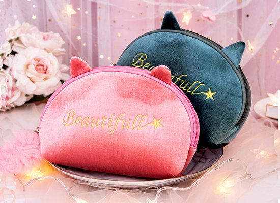 Web celebrity small portable cute girl instagram style super fire goods large capacity plush makeup bags supplier