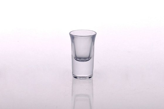 厚い壁の高い小グラス