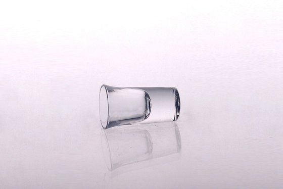 厚い壁の高い小グラス