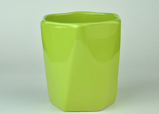 快適な艶をかけられた陶磁器の六角形の緑の蝋燭ホールダー使用するため