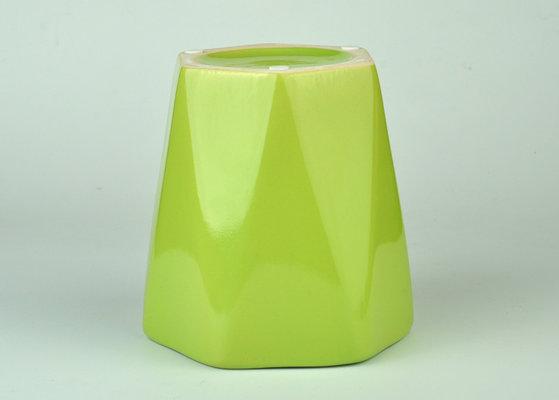 快適な艶をかけられた陶磁器の六角形の緑の蝋燭ホールダー使用するため