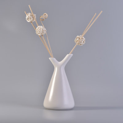 白い陶磁器のReedの拡散器セット、家の装飾のための陶磁器の拡散器のびん