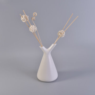 白い陶磁器のReedの拡散器セット、家の装飾のための陶磁器の拡散器のびん