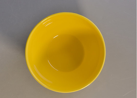 明るく黄色いceramiは蝋燭の容器特別な円形ボールの形をかぎつけました