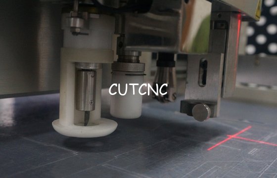 Flatbed oscillating knife sample cutter with laser light printing registration