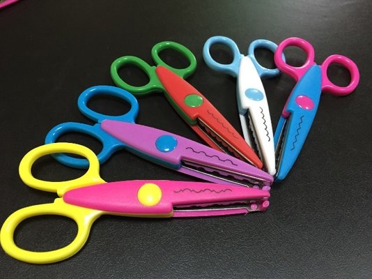 White, green, pink, 13 cm lace cut can make special scissors cutting out all sorts of design pattern of DIY