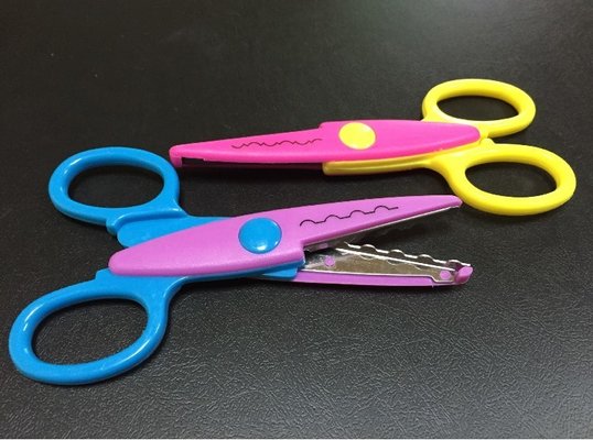 White, green, pink, 13 cm lace cut can make special scissors cutting out all sorts of design pattern of DIY