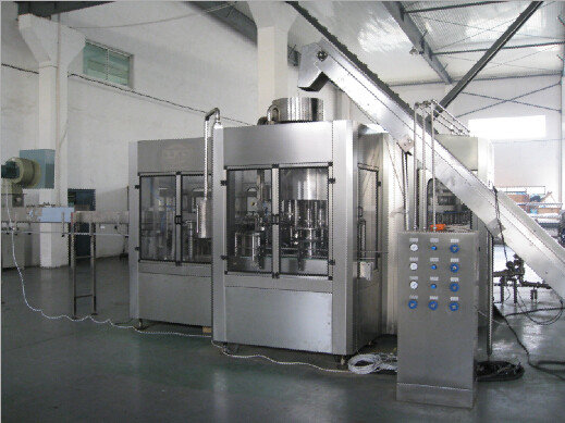 PET  Bottle Filling Machines 3 In 1  High Speed - 16 Filling Head Carbonated Drinking Water Plant