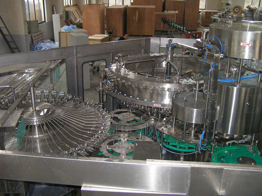 CHOYEZ la tête liquide carbonatée par bouteille de la machine de remplissage de boissons 15000B/h 500ml 50