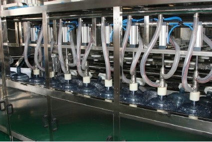 Machine de remplissage de l'eau minérale de 3 gallons, machines de remplissage en plastique de baril d'ANIMAL FAMILIER avec le contrôle de PLC