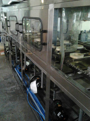 Chaîne de production remplissante adaptée aux besoins du client de l'eau de 5 gallons/équipement remplissant pour le pot d'ANIMAL FAMILIER