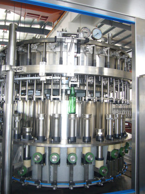 Équipement de mise en bouteilles de bière commerciale de vin, 24 équipements 10000BPH de mise en bouteilles à grande vitesse principaux