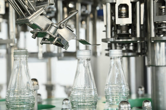 Machine de remplissage de bouteilles en verre aseptique automatique pour la sauce/miel/lait 4000B/h