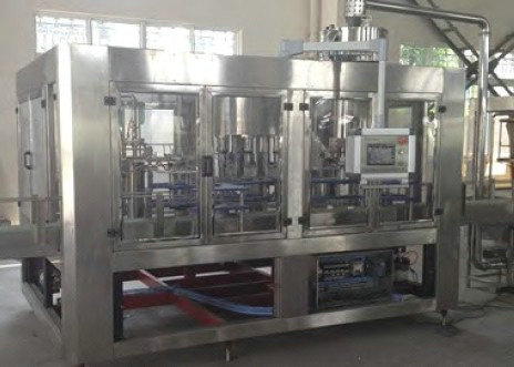 Usine remplissante de machine de remplissage complètement automatique/eau minérale pour la bouteille 1000BPH de l'ANIMAL FAMILIER 5L