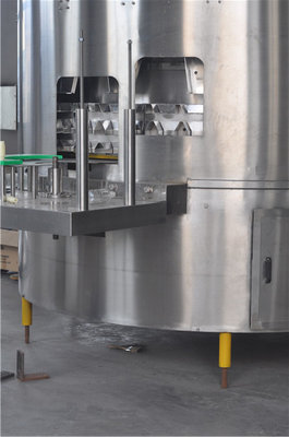 Ascenseur automatisé de capsule d'ANIMAL FAMILIER sur la ligne remplissante de l'eau, 3 Monobloc à 1 usine de remplissage