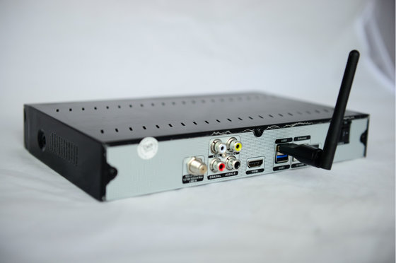 El receptor combinado androide Openbox V5 de la caja dvb-s2 dvb-t2 de la TV se dobla base