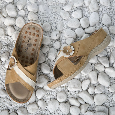 BS071 Amazon New Style European And American Slippers Women Casual Slope Heel Massage Flower Sandals Beach Vacation Wome