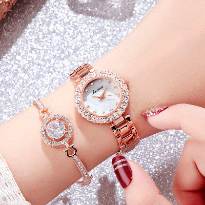 wholesale 2019  lady new   fashion  quarts watch   with the bracelets