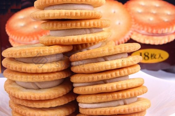 Double lane biscuit sandwiching machine