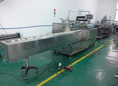 Horizontal boxing machine