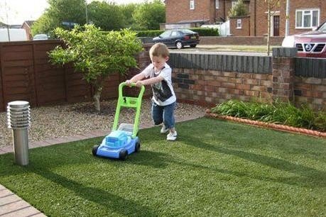 Professional Green Comfortable Relax Artificial Grass Turf Family Facilities