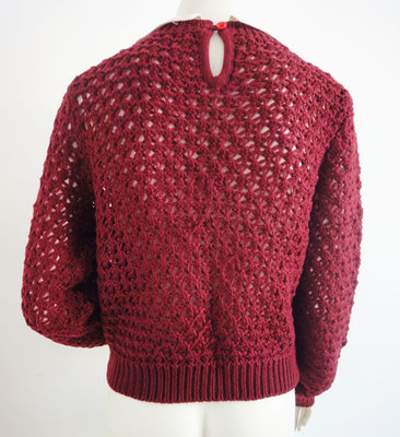 La zarza roja de los suéteres del jersey del cuello del adorno de la joyería cose el cuello desmontable del puente