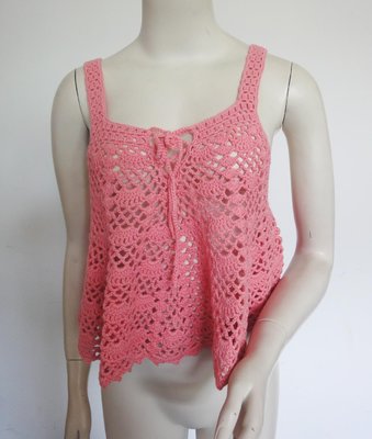 El chaleco de la primavera/del ganchillo del algodón del verano con los detalles de lazo hornea el modelo a la crema y con pan rallado