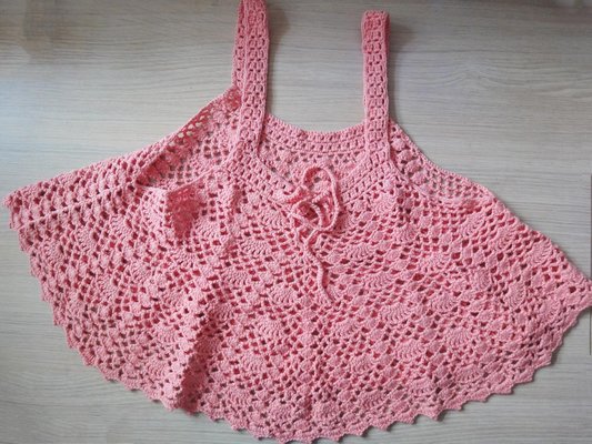 El chaleco de la primavera/del ganchillo del algodón del verano con los detalles de lazo hornea el modelo a la crema y con pan rallado