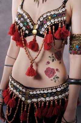 Sujetador moldeado encantador de la danza de vientre y traje tribal del vestido de la correa con el traje común de las borlas