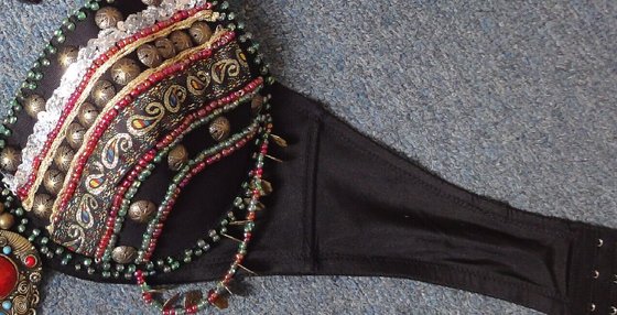 La moda y los tops tribales clásicos de la danza de vientre con el colgante/la danza del vientre se viste