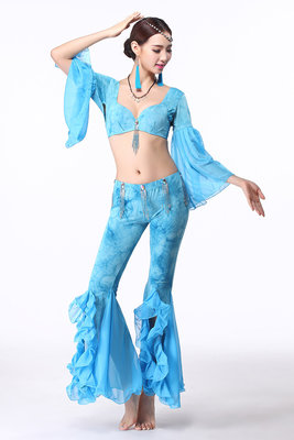 Top y pantalones agraciados señalados por medio de luces del teñido anudado de los trajes del funcionamiento de la danza de vientre