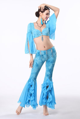 Top y pantalones agraciados señalados por medio de luces del teñido anudado de los trajes del funcionamiento de la danza de vientre